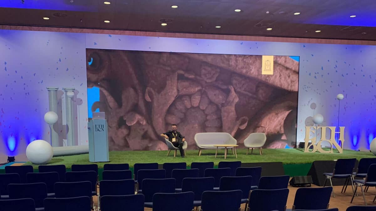 Backdrops for audiovisuals. Walls with windows to attach led screens ...